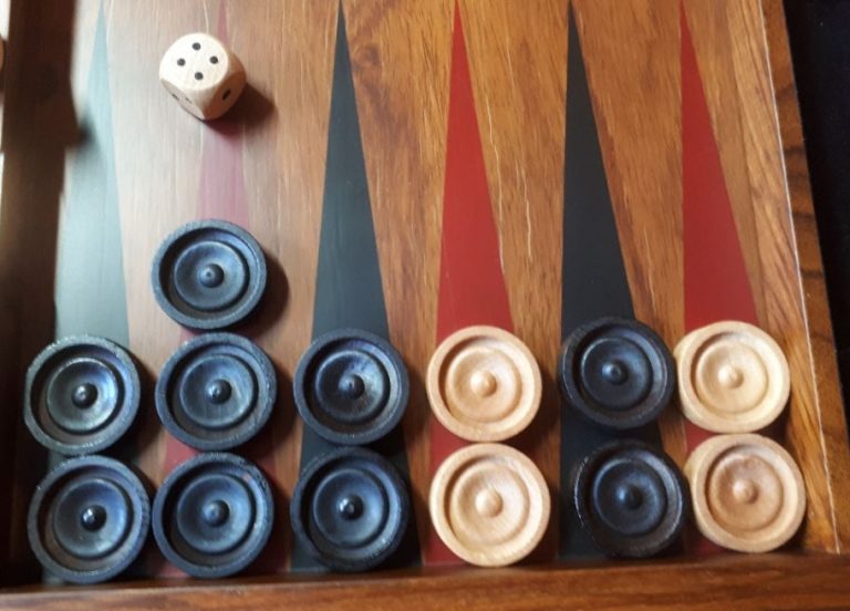 Backgammon making or securing points - Deluxe Backgammon